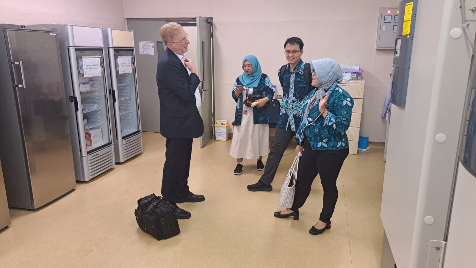 Kunjungan Prof. Jason Swedlow ke Biobank FK-KMK UGM – Biobank FK-KMK